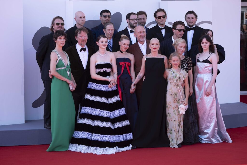 Foto dal red carpet di Venezia 82: The Testament of Ann Lee con Amanda ...