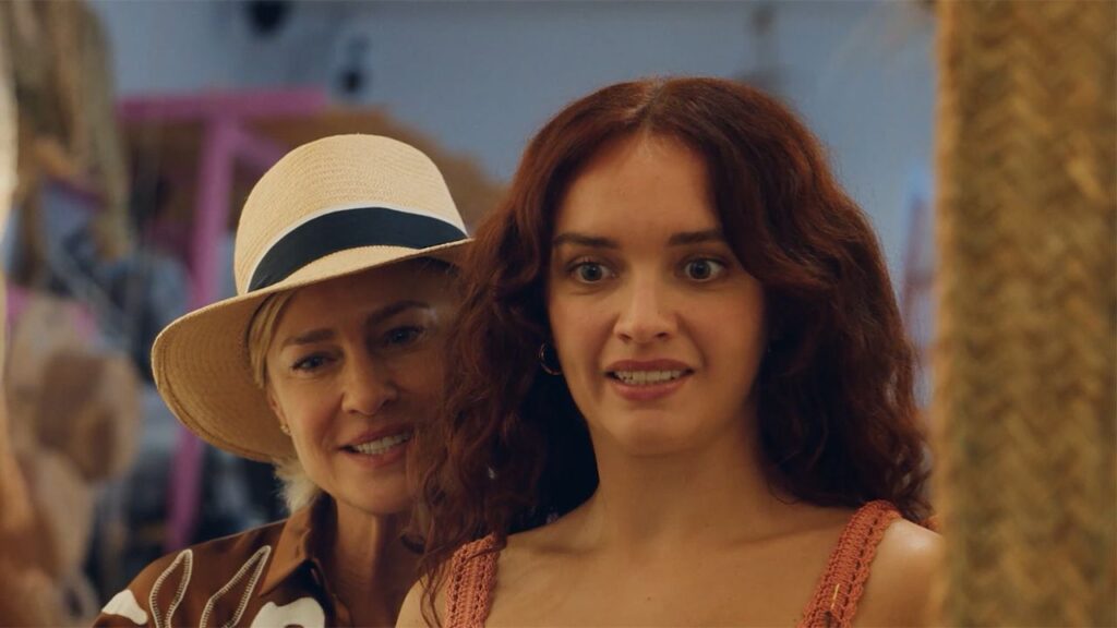 Robin Wright e Olivia Cooke sorridono nel video di Girlfriend