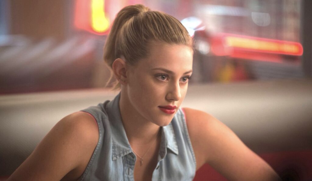 Lili Reinhart ex star di Riverdale rivela diagnosi di endometriosi